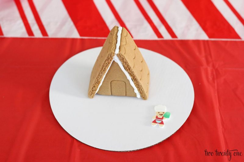 How to Throw a Gingerbread House Decorating Party