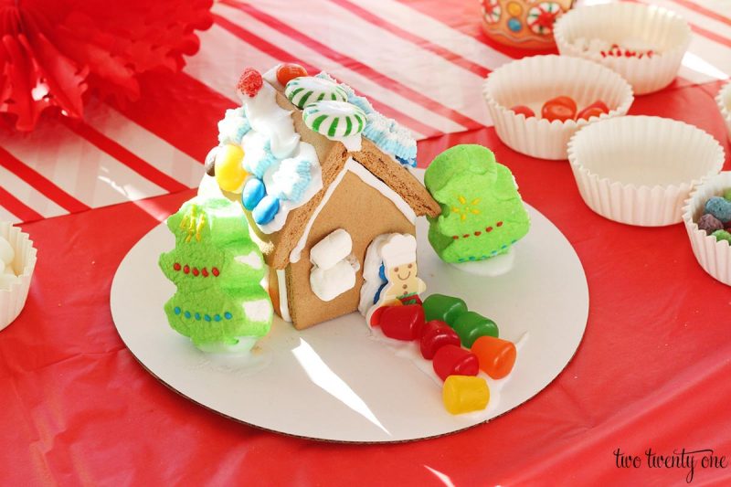 How to Throw a Gingerbread House Decorating Party