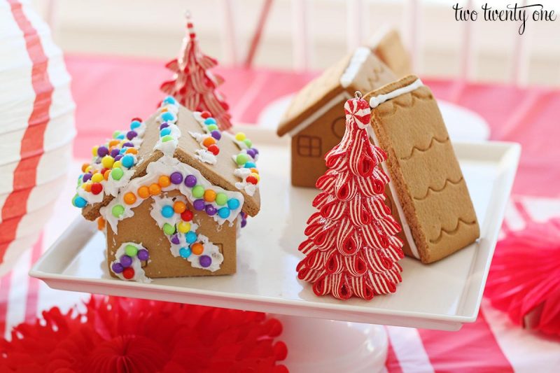 How to Throw a Gingerbread House Decorating Party