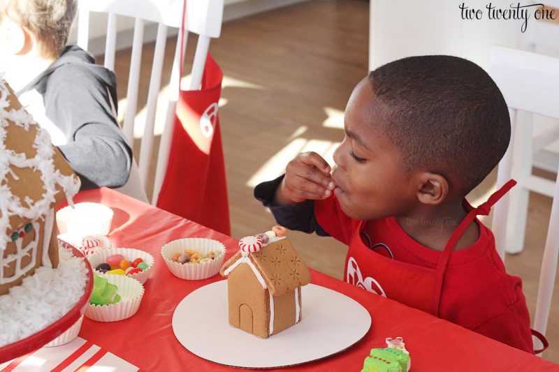 How to Throw a Gingerbread House Decorating Party